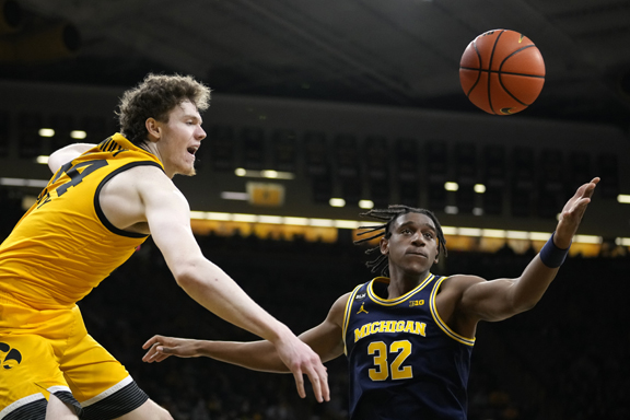 Payton Sandfort gets hot late to lead Iowa men’s basketball team past ...